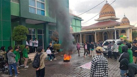Diwarnai Aksi Bakar Ban Puluhan Mahasiswa Uij Jember Gelar Demo Minta Biaya Kkn Diturunkan