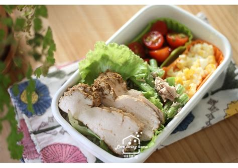 一個蒸盤搞定便當菜 香料嫩雞胸 鮪魚芝麻拌四季豆 玉米蛋沙拉 芒果醋漬番茄
