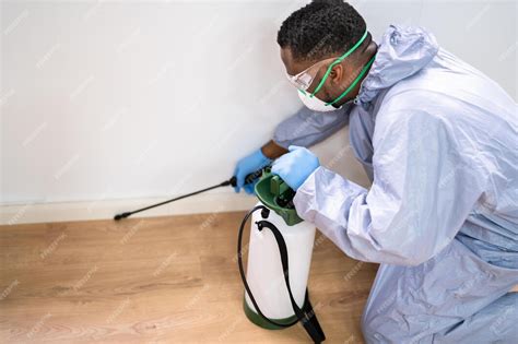 Premium Photo Pest Control Exterminator Man Spraying Termite Pesticide