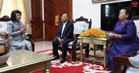 សម្តេច ឃួន សុដារី អញ្ជើញគោរពជូនពរ សម្តេច ហេង សំរិន និងសម្តេចធម្មវិសុទ្ធវង្សា សៅ ទី ហេង សំរិន