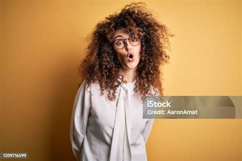 곱슬 머리와 피어싱 셔츠와 안경을 입고 젊은 아름다운 갈색 머리 여자는 두려워 깜짝 표정 두려움과 흥분 얼굴충격 감정에 대한 스톡 사진 및 기타 이미지 Istock