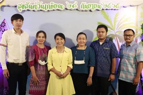 นางขวัญใจ เกตุอุดม ผู้อำนวยการสถานศึกษา พร้อมด้วยรองผู้อำนวยการสถานศึกษา และคณะครู ร่วมงายเกษียน