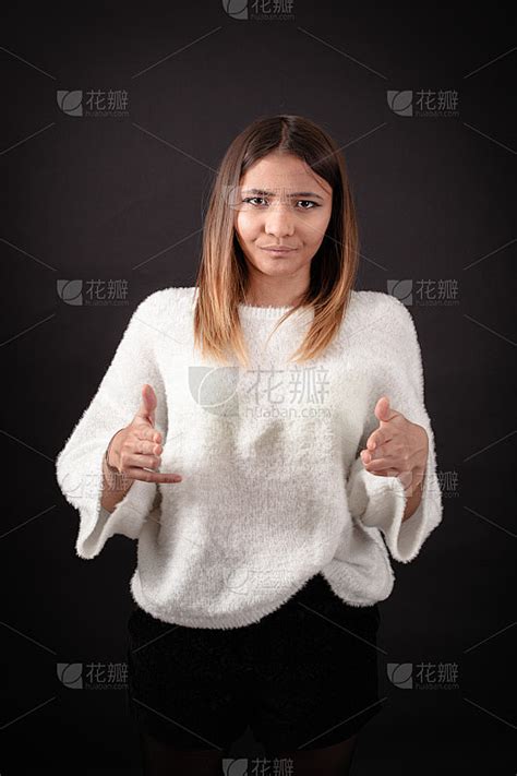 美丽的女人用不同的方式做不同的表情