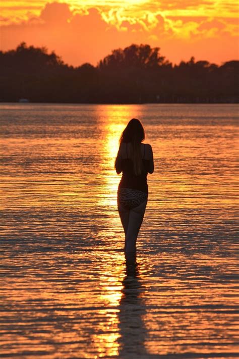 Puesta De Sol Mujer Joven Silueta Foto Gratis En Pixabay