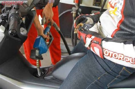 Penyakit Mematikan Akibat Sering Isi Bensin Tanpa Turun Pengguna NMAX Dan PCX Waspada GridOto