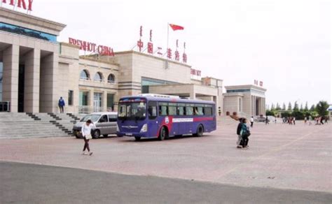 Хятад гаалийн байцаагч монгол бүсгүйг үсдэн зоджээ