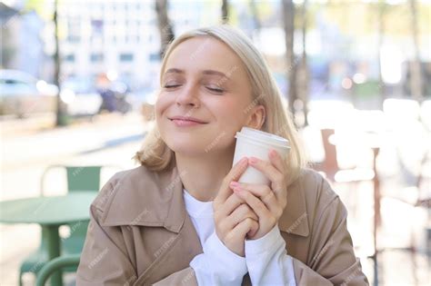 Close Up Einer Fröhlichen Blonden Frau Die Eine Tasse Kaffee Hält Und