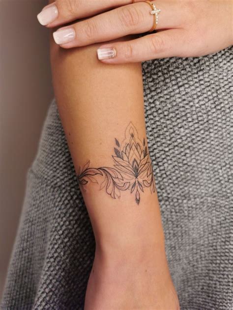 Fineline Ornamental Wrist Tattoo Inspirerende Tatoeages Tatoeage Idee N Polsband Tatoeage
