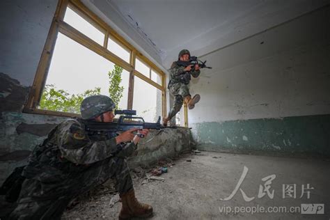 新疆克拉玛依：武警反恐演练 强化实战能力 人民图片网