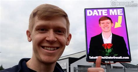 Хэзээ ч болзоонд явж үзээгүй нэгэн залуу найз бүсгүйтэй болохын тулд зарын самбар түрээсэлжээ