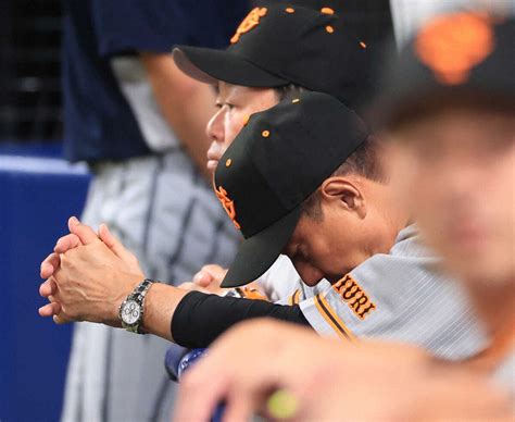 ＜中・巨＞2―0の4回、ベンチで下を見つめる原監督（撮影・西川 祐介） ― スポニチ Sponichi Annex 野球