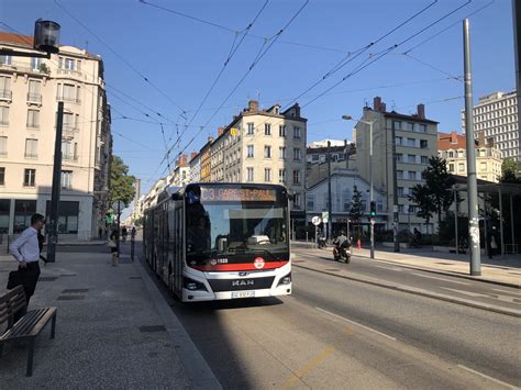 TCL à Lyon voici comment les métros trams et bus circulent les 8 9