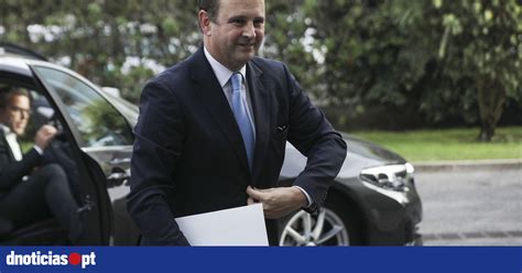 Ministro das Finanças entregou proposta do Governo no parlamento
