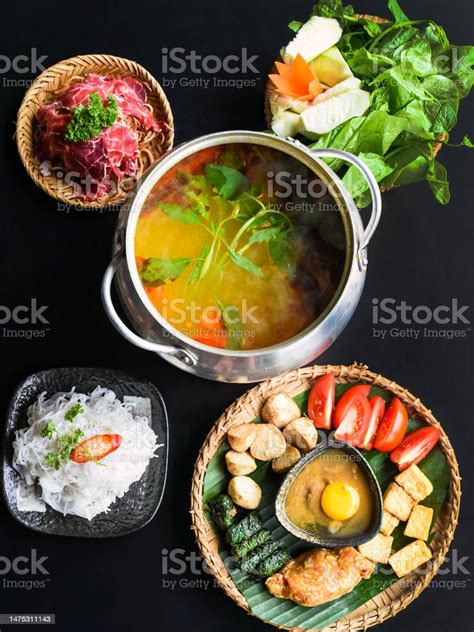 검은 바탕에 쇠고기 고기와 국수가 있는 한국의 매운 냄비 뜨거운 냄비 요리에 대한 스톡 사진 및 기타 이미지 뜨거운 냄비