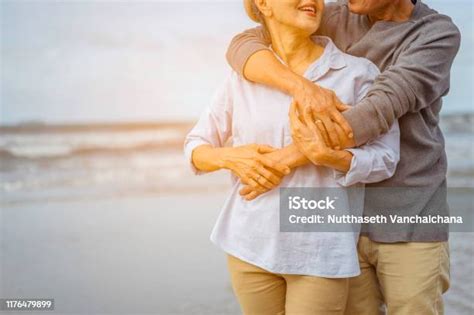 일몰에 손을 잡고 해변을 걷는 선임 부부는 은퇴 개념에서 생명 보험을 계획합니다 노인 커플에 대한 스톡 사진 및 기타 이미지