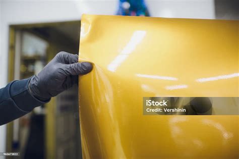 자동차 포장 전문 자동차 보호 필름 요트 보트 선박 자동차 모바일 홈 포장 비닐 포 일 또는 필름을 씌우고 옐로우 골드 영화 손을 끌어합니다 갈색에 대한 스톡 사진 및 기타