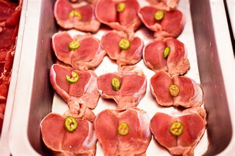 사진은 얇게 썬 돼지고기에 갓 썬 칠리 페퍼를 쟁반에 놓고 그릴 팬에 굽는 모습입니다 0명에 대한 스톡 사진 및 기타 이미지 0명 건강한 생활방식 건강한 식생활