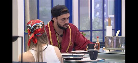 Foto Arthur do BBB21 teve fotos íntimas compartilhadas nas redes