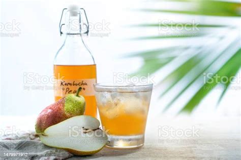 수제 발효 생 Kombucha 차 건강한 천연 프로바이오틱 맛 음료 흰색 배경에 배를 곁들인 Kombucha 음료 한 잔 0명에