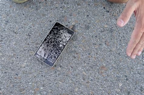 O Cara Deixou Cair O Celular No Asfalto E O Quebrou Um Homem Frustrado