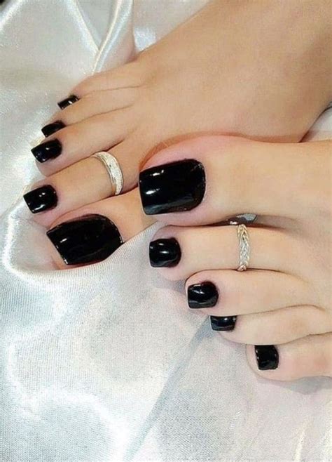 modelos de esmaltações escuras para as unhas dos pés que vão te enlouquecer