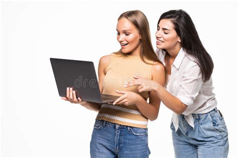 Retrato De Duas Mulheres Alegres Olhando Para O Laptop Isolado Sobre