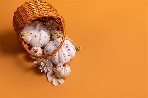 하얀 장식용 손은 반짝이는 돌과 소나무 콘으로 호박을 만든 바구니에 컬러 배경에 바구니에 담았습니다 추수 감사절 개념 가을에