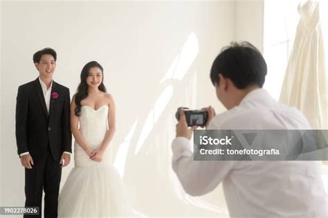 결혼식 사랑 낭만적 인 결혼 제안 개념에서 신부와 신랑의 사진을 찍는 사진 작가 결혼식에 대한 스톡 사진 및 기타 이미지