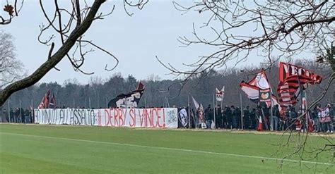 Milan Inter Lo Striscione Della Curva Sud A Milanello FOTO Pianeta Milan