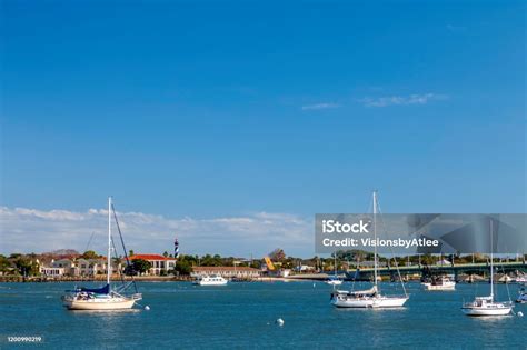 플로리다 주 세인트 어거스틴의 라이온스 다리 근처의 마탄자스 강에서 레크리에이션 을 즐기며 A1a는 배경에서 볼 수있는 세인트 어거스틴 등대로 연결됩니다 성 어거스틴