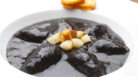 Así se hacen los chipirones en su tinta una receta de abuelas vascas