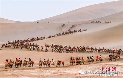 国庆长假万人畅游敦煌鸣沙山 新闻动态 极地纵横敦煌徒步 戈壁徒步 西北户外运动 文化活动策划首选品牌