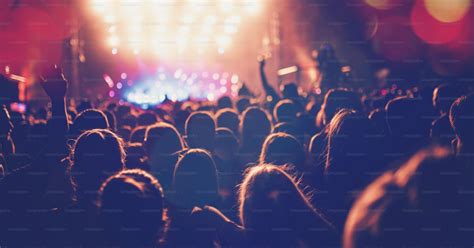 밝은 무대 조명 앞에서 축제 콘서트 군중의 실루엣 인식 할 수없는 사람들과 다채로운 효과 사진 Unsplash의 관객 이미지
