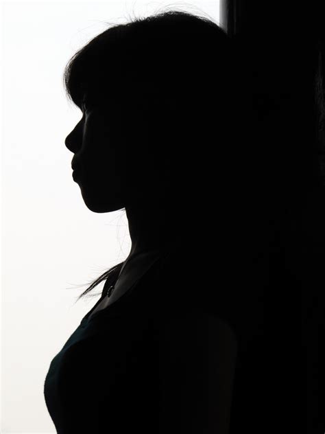 무료 이미지 실루엣 검정색과 흰색 소녀 여자 화이트 아시아 사람 초상화 모델 그림자 어둠 검은 단색화 머리 아름다움 감각 흑백 사진