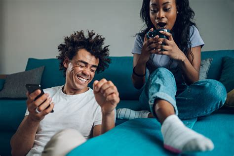 아프리카계 미국인 커플 데 재미 있는 동안 마시는 커피와 유출 20 24세에 대한 스톡 사진 및 기타 이미지 20 24세 2명 30 34세 Istock