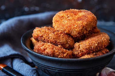 육즙이 수제 커틀릿 쇠고기 돼지 고기 검은 배경에 닭고기 맨 위 보기 고기에 대한 스톡 사진 및 기타 이미지 고기 구이 굽기 Istock