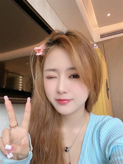 女神背后的故事（互推私我） On Twitter 粉丝投稿 📍成都 大一学妹 表面清纯可爱 大一刚来就被学院体育生带出去喝酒灌多破处 从此