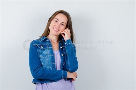 开朗高清图片身穿 T 恤、夹克的年轻女子手靠脸颊，看上去很开朗。正视图。产品实拍免费下载格式编号51291558 千图网