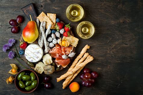 전채 테이블 이탈리아 전채 스낵 및 와인 안경 소박한 나무 배경 위에 치즈와 Charcuterie 다양 한 보드 샤퀴트리에 대한