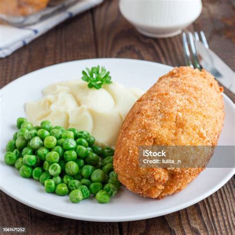 치킨 키예프 우크라이나 요리 버터와 으깬된 감자와 완두콩 광장 허브 빵 부스러기에 치킨 Cutlets 박제 0명에 대한 스톡