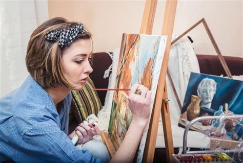 ⬇ Скачать картинки Художник рисует стоковые фото Художник рисует в
