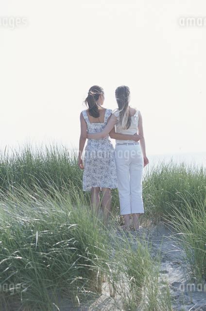 腰に手を回して立つ女性2人後姿の写真素材 Fyi03232504 ストックフォトのamanaimages Plus