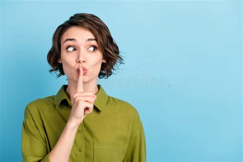 Photo Portrait Of Girl Keeping Secret Put Finger Near Lips Showing Sign