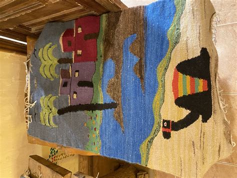 الكليم بالنول الخشبي فن يُبهر السائحين ويقبلون على اقتنائه بالأقصر