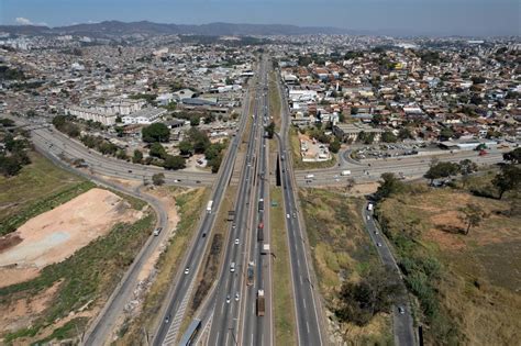 Homem morre atropelado por caminhão no Anel Rodoviário de BH trânsito é lento no local O TEMPO
