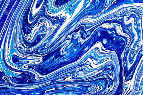 手绘背景与混合液体蓝色，白色，黄色油漆。抽象流体丙烯画。适用于包装、邀请、纺织品、墙纸、各种表面的设