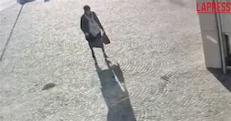 Le Incredibili Immagini Dell Uomo Che Si Fingeva Sua Madre Morta Per