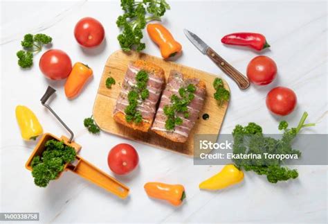 녹색 파슬리와 신선한 야채 체리 토마토 피망 다색 음식 플랫 레이와 베이컨에 다진 고기 소시지 0명에 대한 스톡 사진 및 기타 이미지 Istock