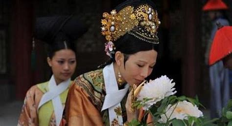 《甄嬛传》：华妃吃饭的时候为什么频频捂嘴，很多人都不知道！甄嬛传皇上皇帝新浪新闻