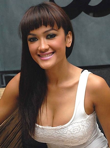 Julia Perez Pakai Tudung Tapi Tayang Buah Dada JomKapel